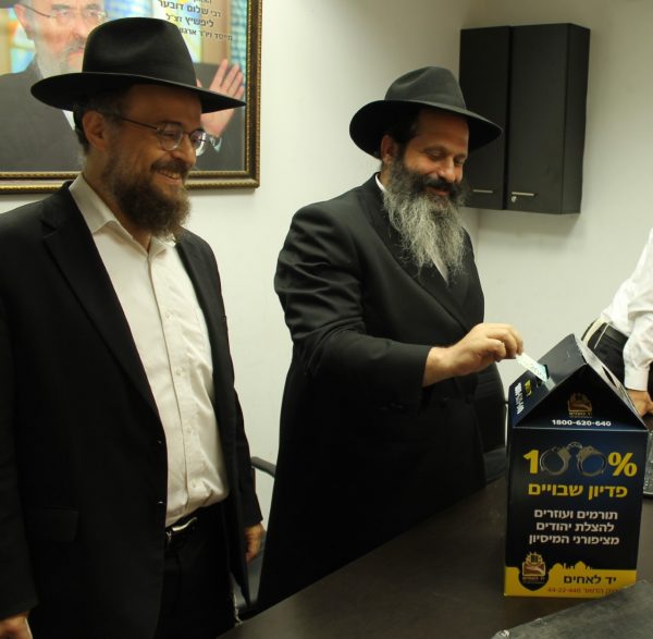 Le Rav Rubashkin, récemment libéré de captivité, a visité les bureaux ...